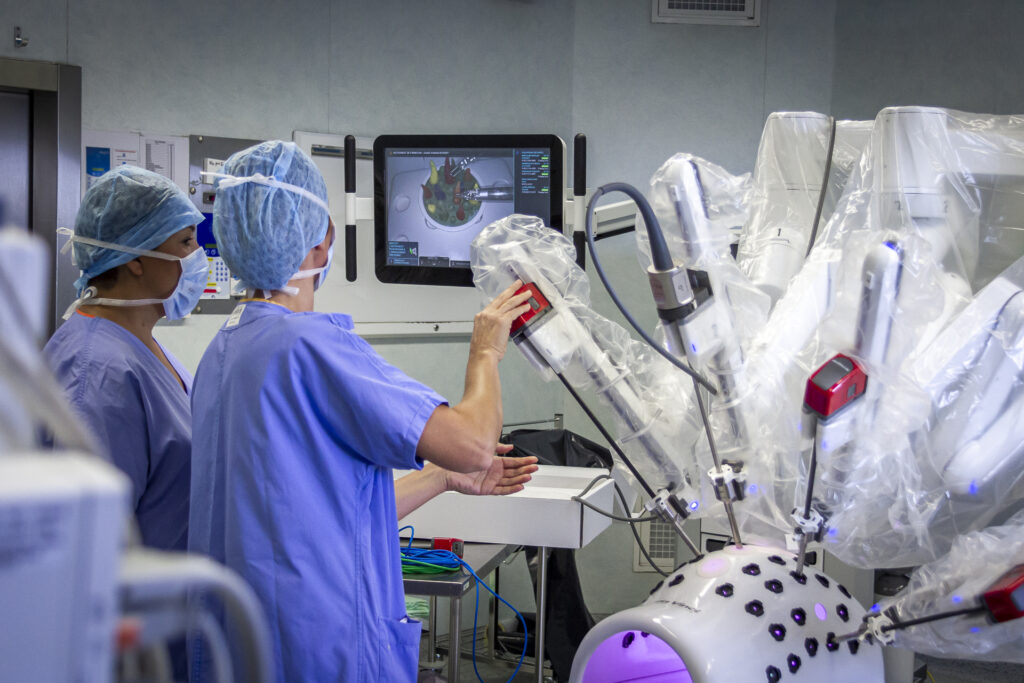 Un robot chirurgical pour optimiser la prise en soins des patients ! - Groupe Hospitalier ...