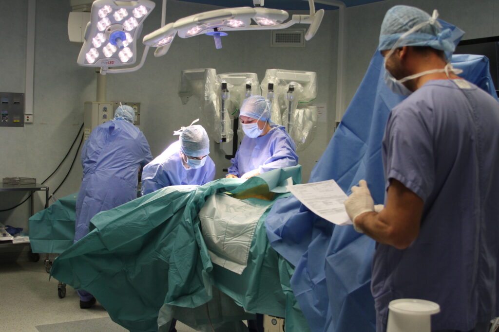 Un robot chirurgical pour optimiser la prise en soins des patients ! - Groupe Hospitalier ...